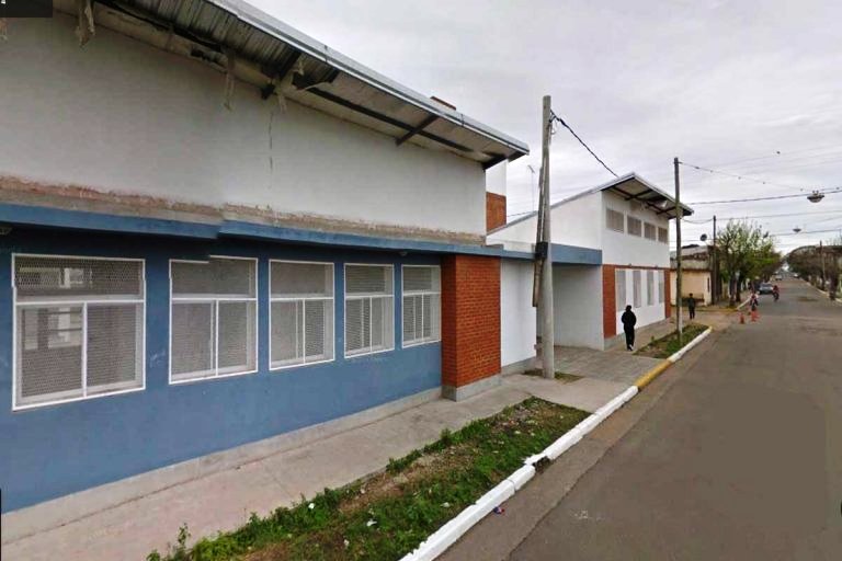 Le estaban robando a un compañero en la puerta de la escuela y ... Le estaban robando a un compañero en la puerta de la escuela y ...