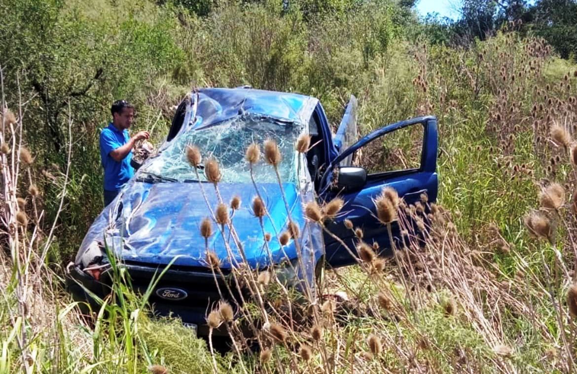 Despiste y vuelco en ruta 39: Madre e hijo resultaron lesionados ...