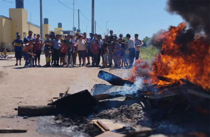 Concepción del Uruguay: Quema de gomas en el barrio 100 Viviendas del ...