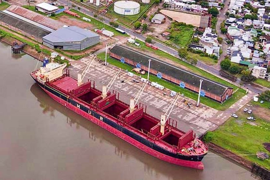 Concepción del Uruguay: Ultramarino con bandera de Bahamas amarró en el ...